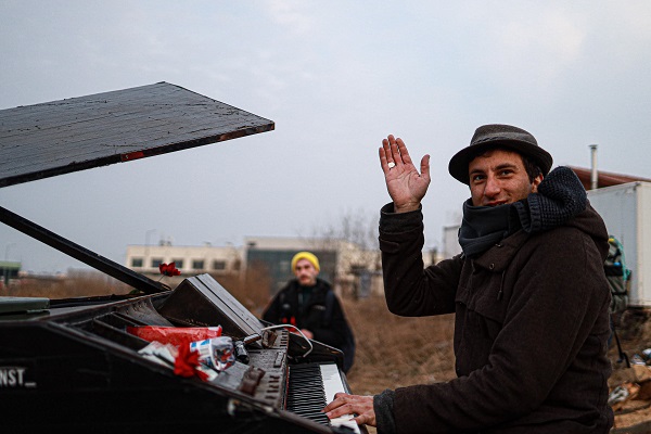 German Pianist Davide Martello Plays for Peace on Ukraine-Poland Border